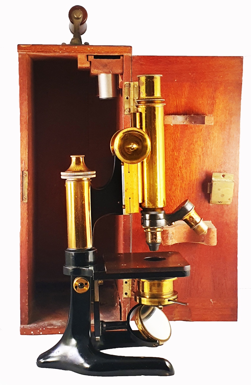 A lamp on a tableDescription automatically generated