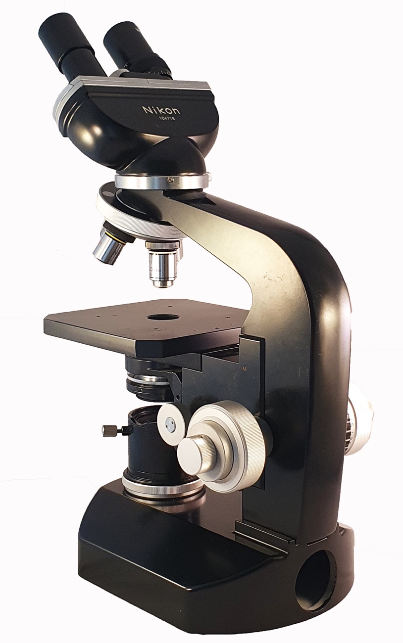 A close-up of a microscopeDescription automatically generated